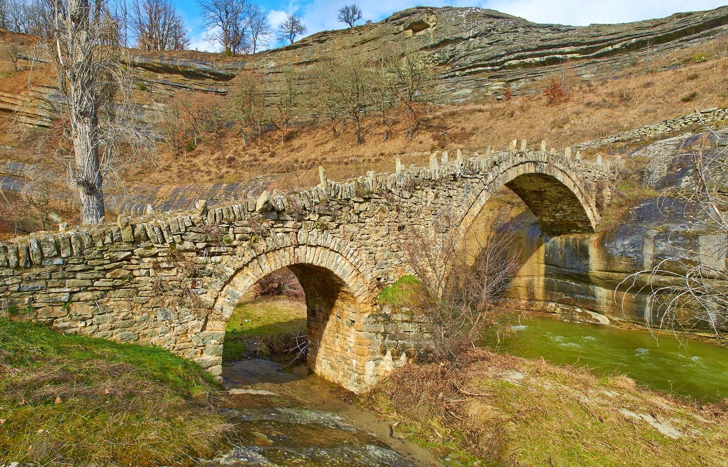 4 πέτρινα γεφύρια στο Βόιο Κοζάνης, που πρέπει οπωσδήποτε να ...