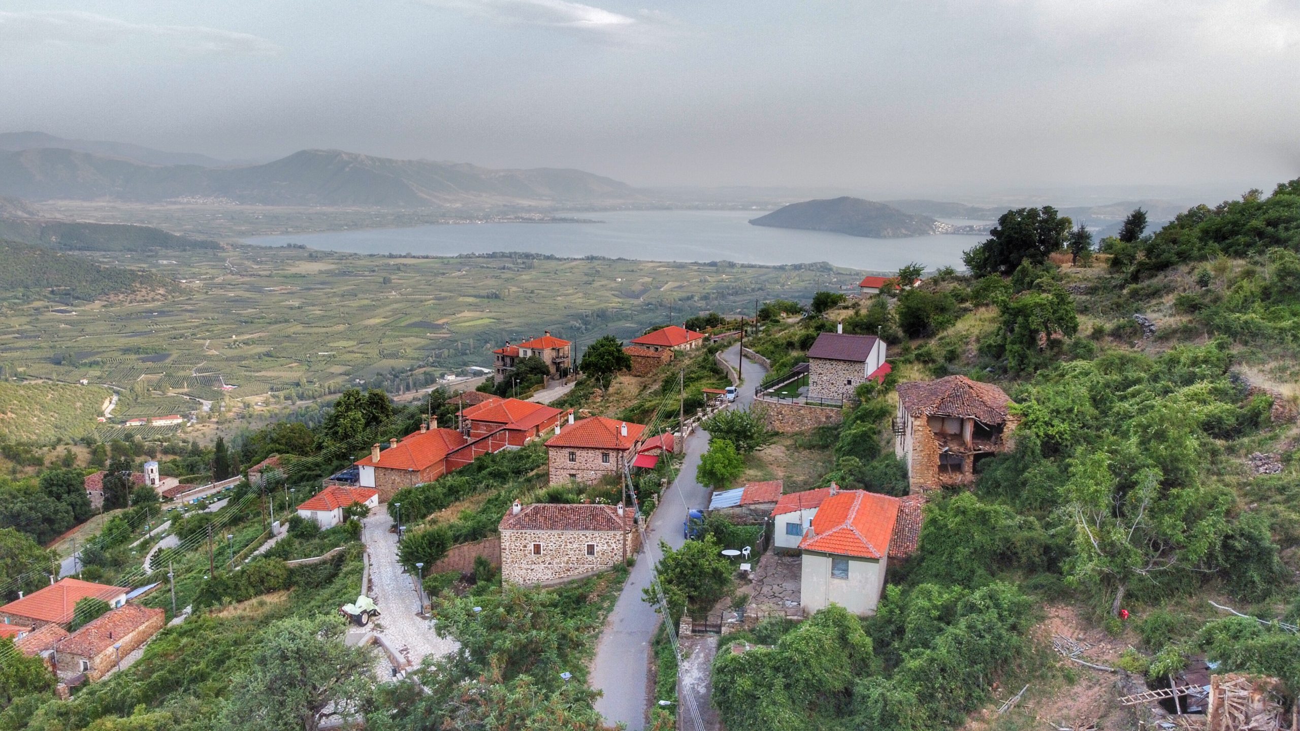 Σιδηροχώρι Καστοριάς. Απόδραση στα 1.060μ. με θέα την λίμνη Ορεστιάδα ...