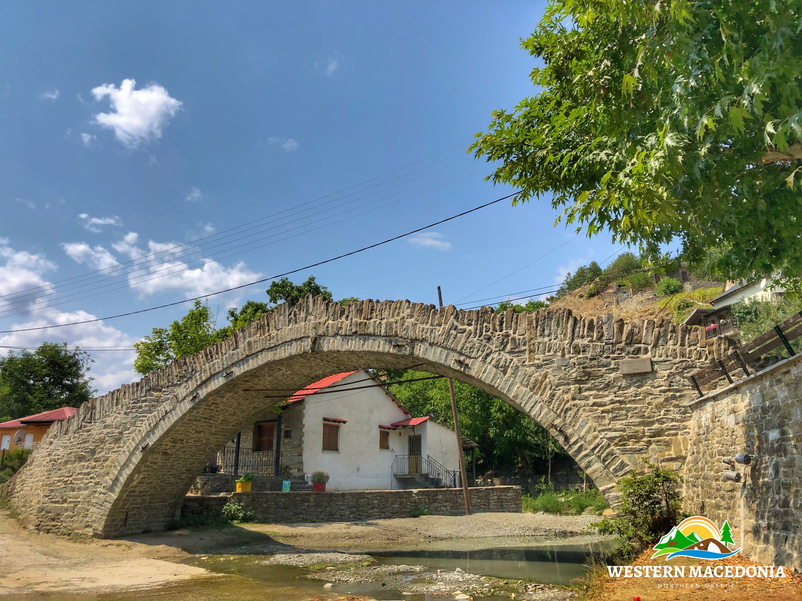Αυτό είναι το χωριό με το εντυπωσιακό πέτρινο γεφύρι στο κέντρο του ...